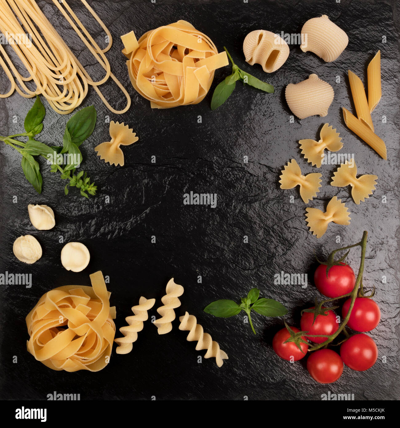Photo prise à la verticale de différents types de pâtes sur noir Photo ...
