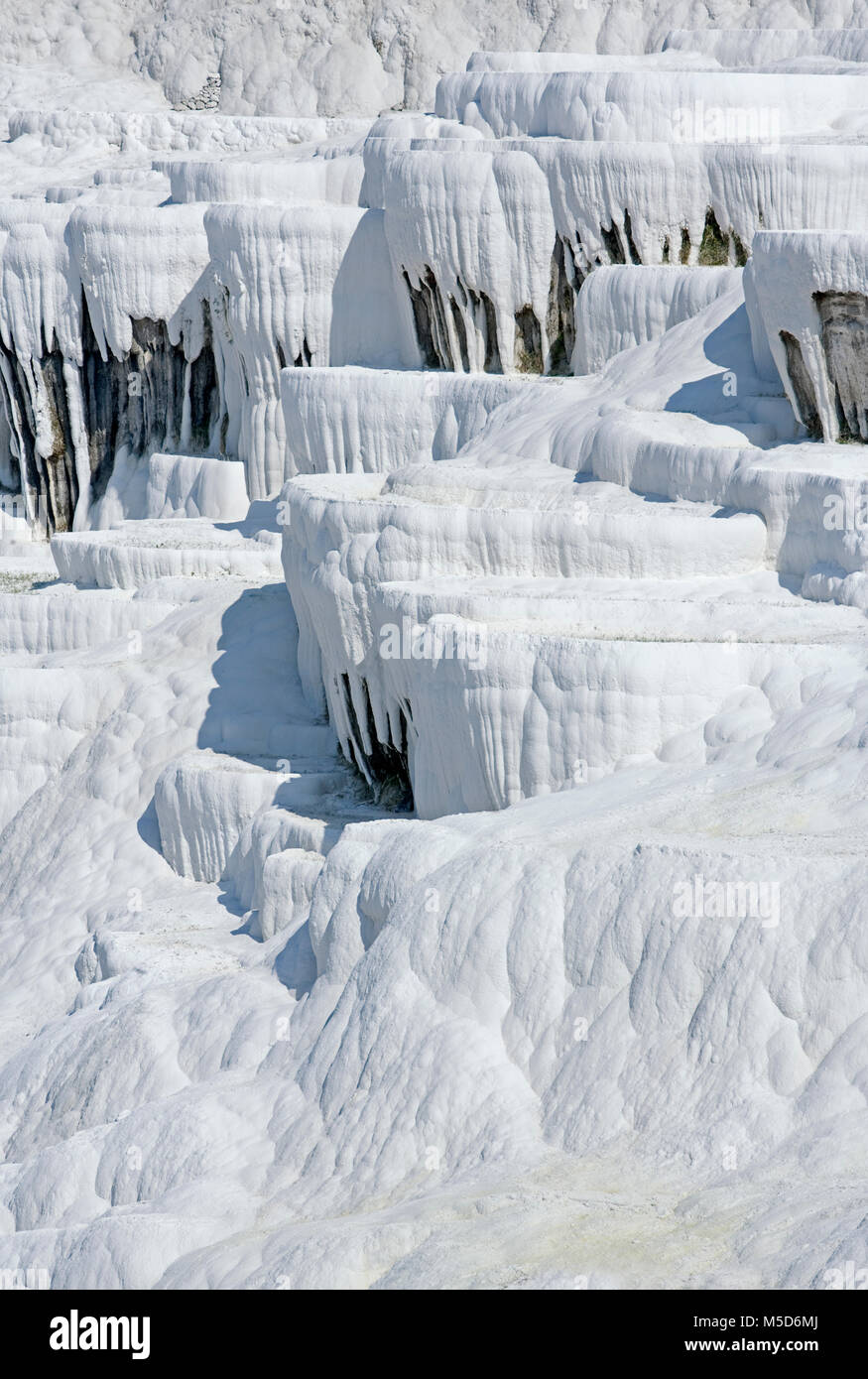 Des formations de roche calcaire travertin blanc connu sous le nom de ...