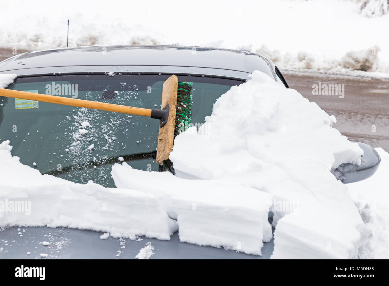 Balayer La Neige Avec Un Balai Banque d'image et photos - Alamy