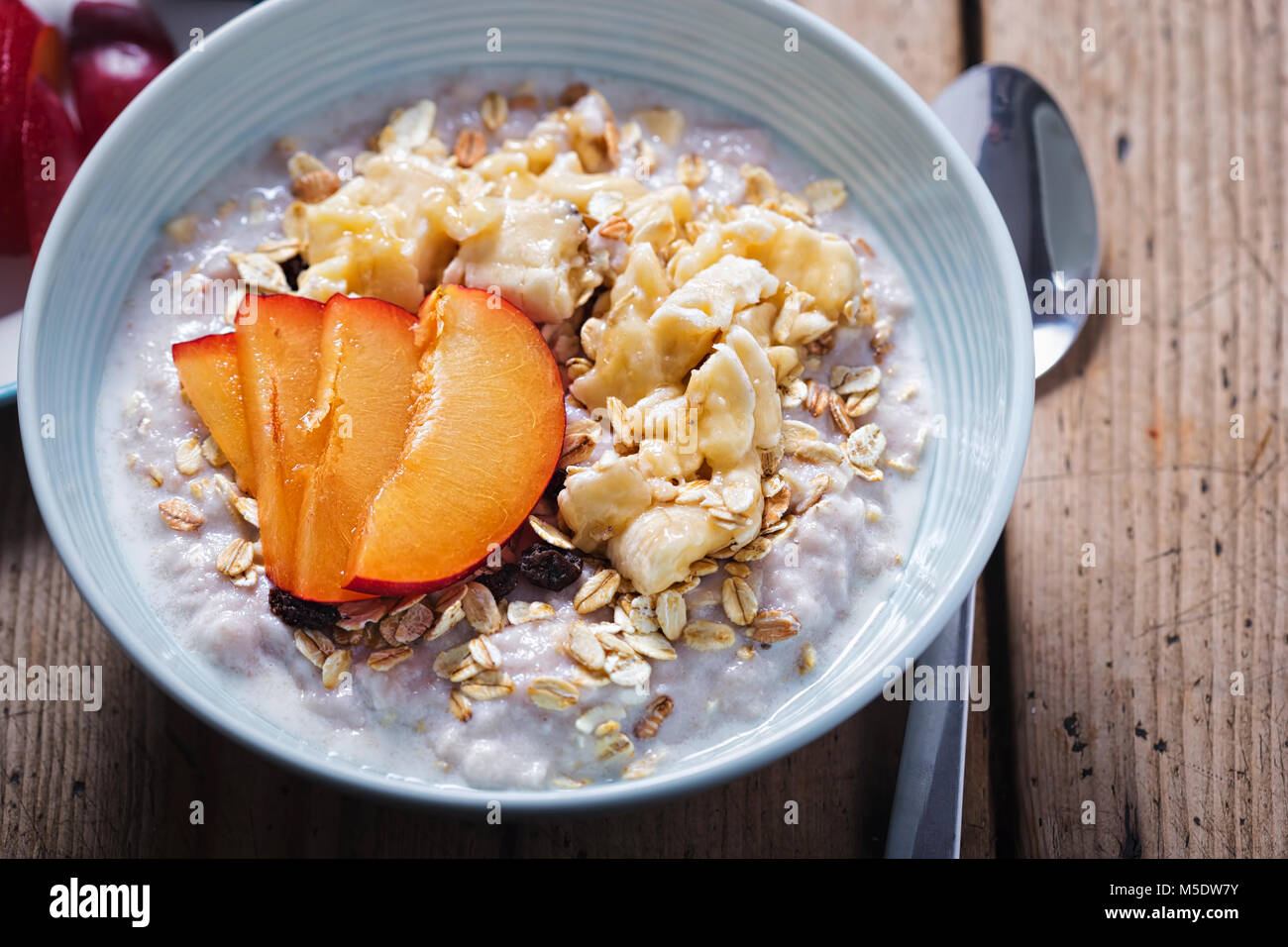 Porridge aux fraises avec l'avoine, purée de banane et de prune Photo ...