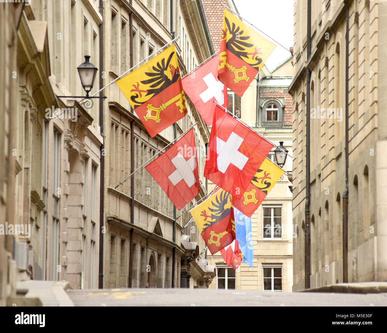 Drapeau suisse et du drapeau de Genève sur la façade à Genève, Suisse ...