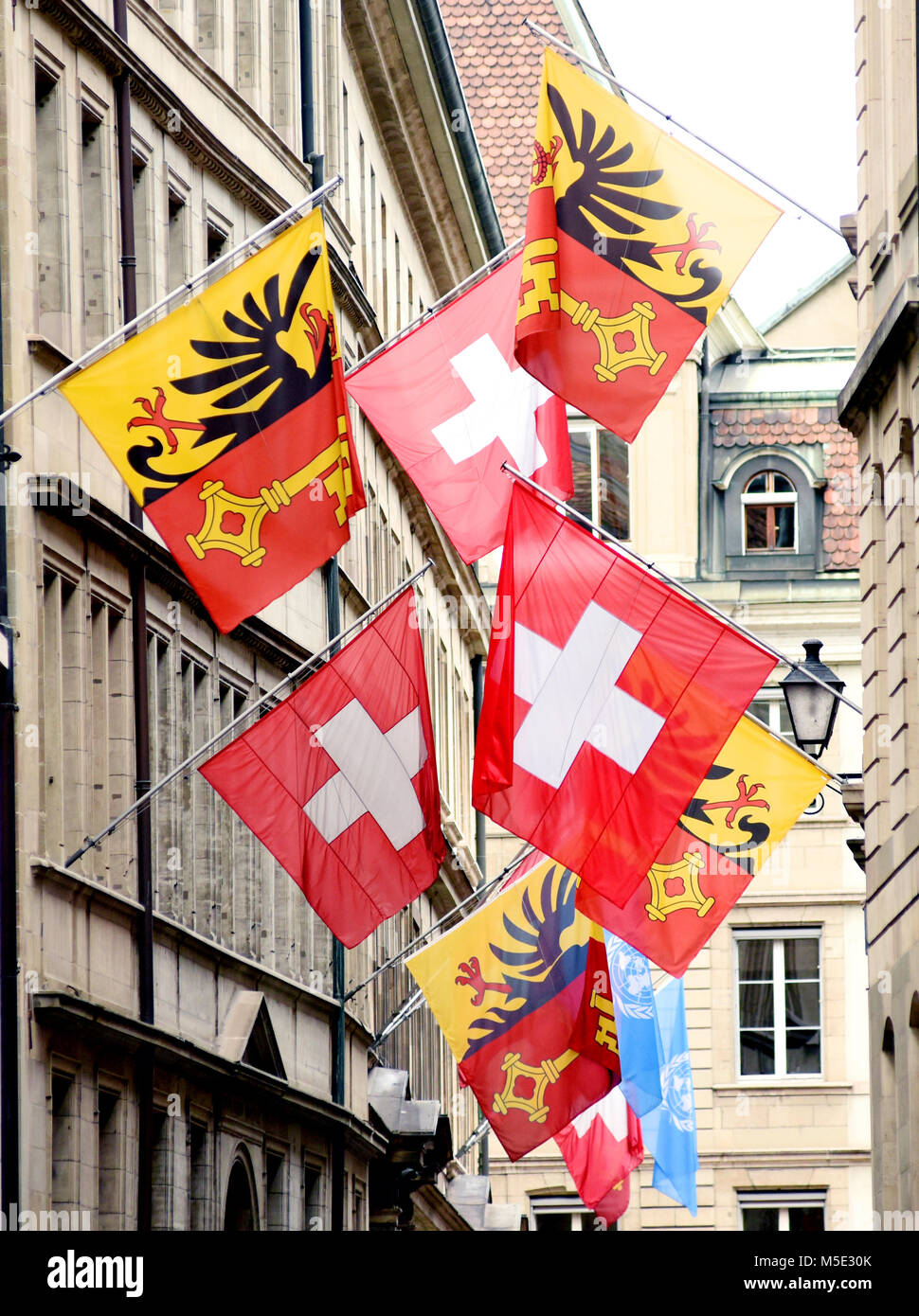 Drapeau suisse et du drapeau de Genève sur la façade à Genève, Suisse ...