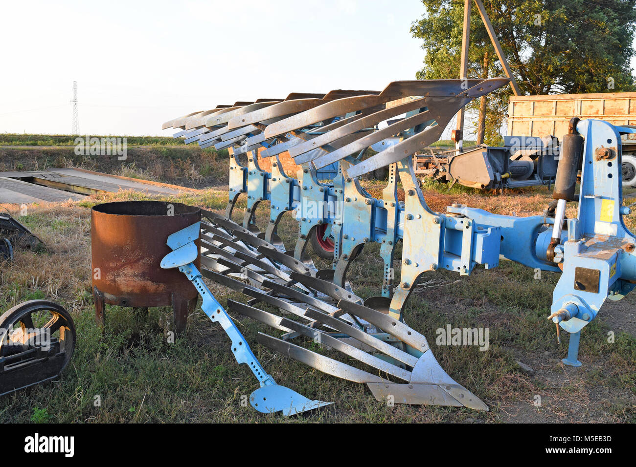 Charrue rotative machines agricoles en stationnement Photo Stock - Alamy