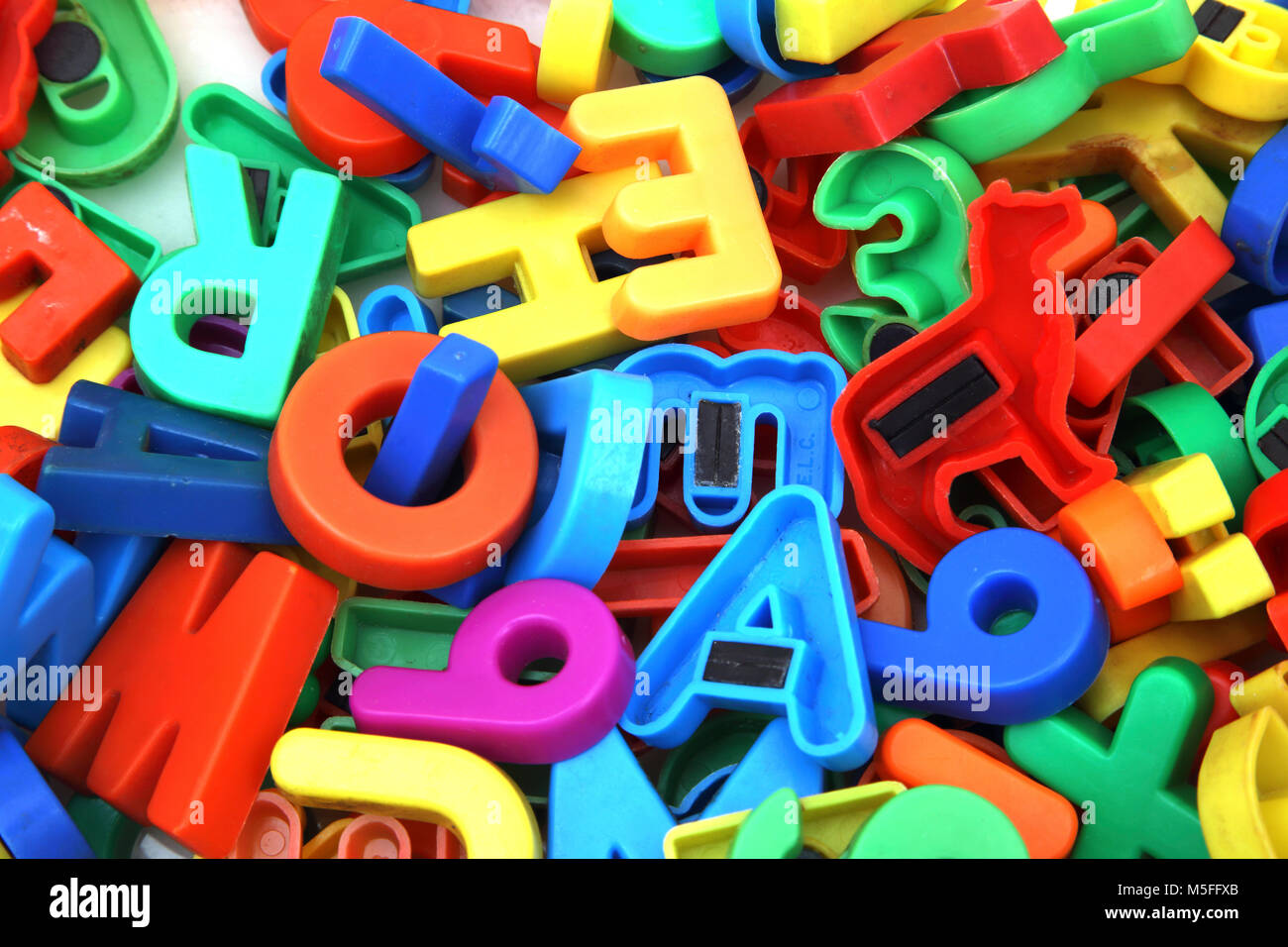 Alphabet magnétique et numéros Photo Stock - Alamy