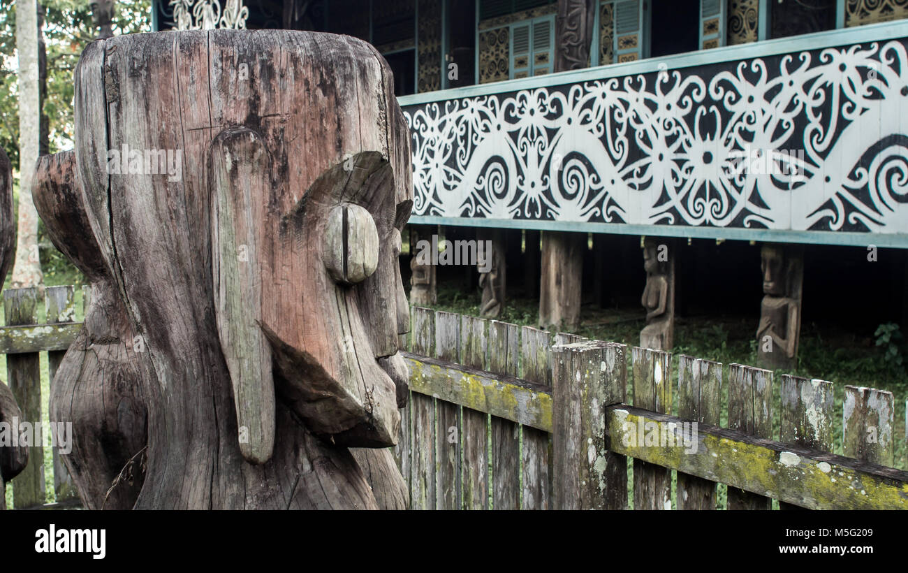 Dayaknese tribu autochtone traditionnelle (de Bornéo) sculpture sur ...