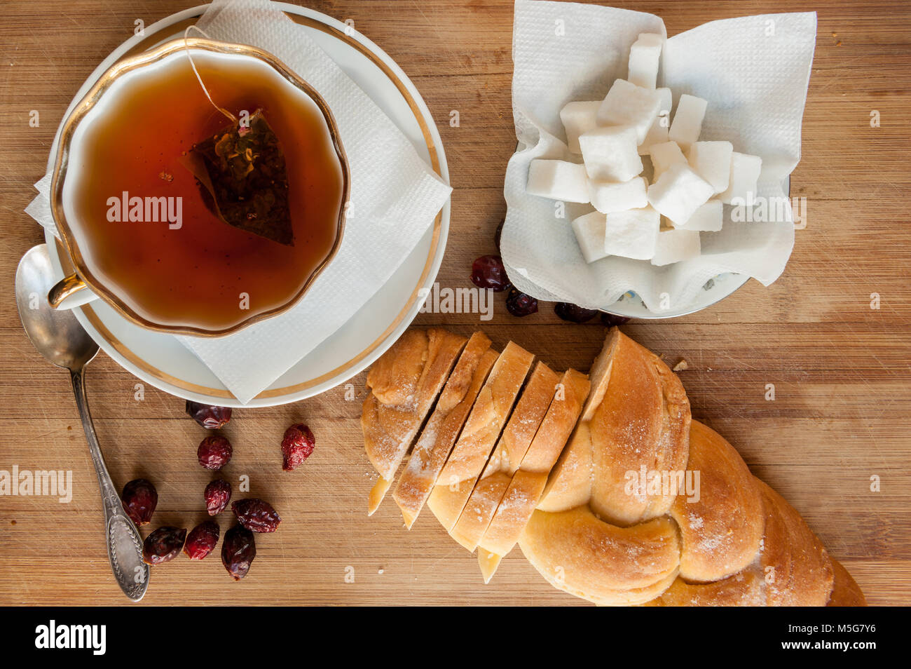 Pâtisserie dans la forme d'une natte de pâte avec tasse de thé Photo ...
