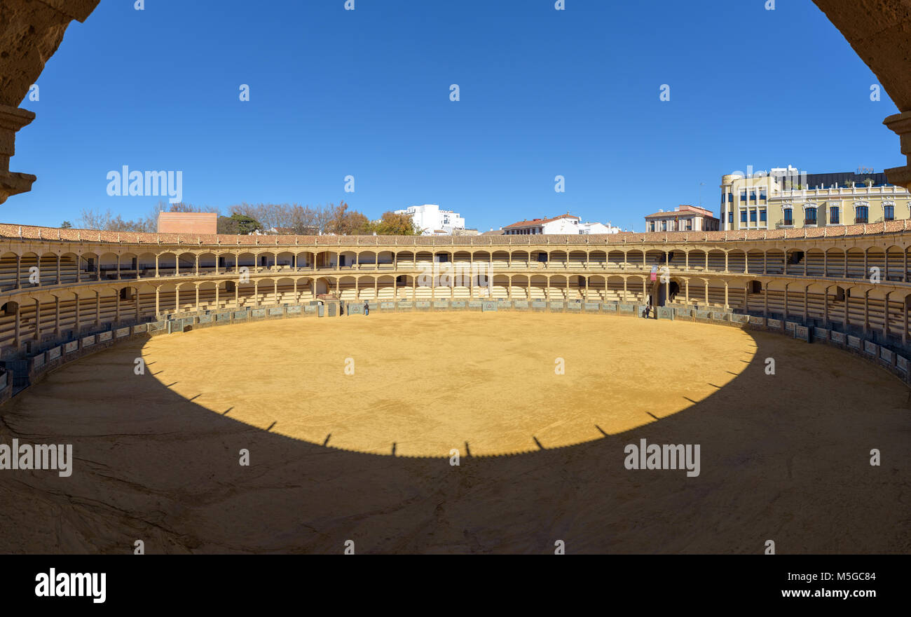 RONDA, ESPAGNE - Décembre 2017 : arènes de corrida de Plaza de Toros ...