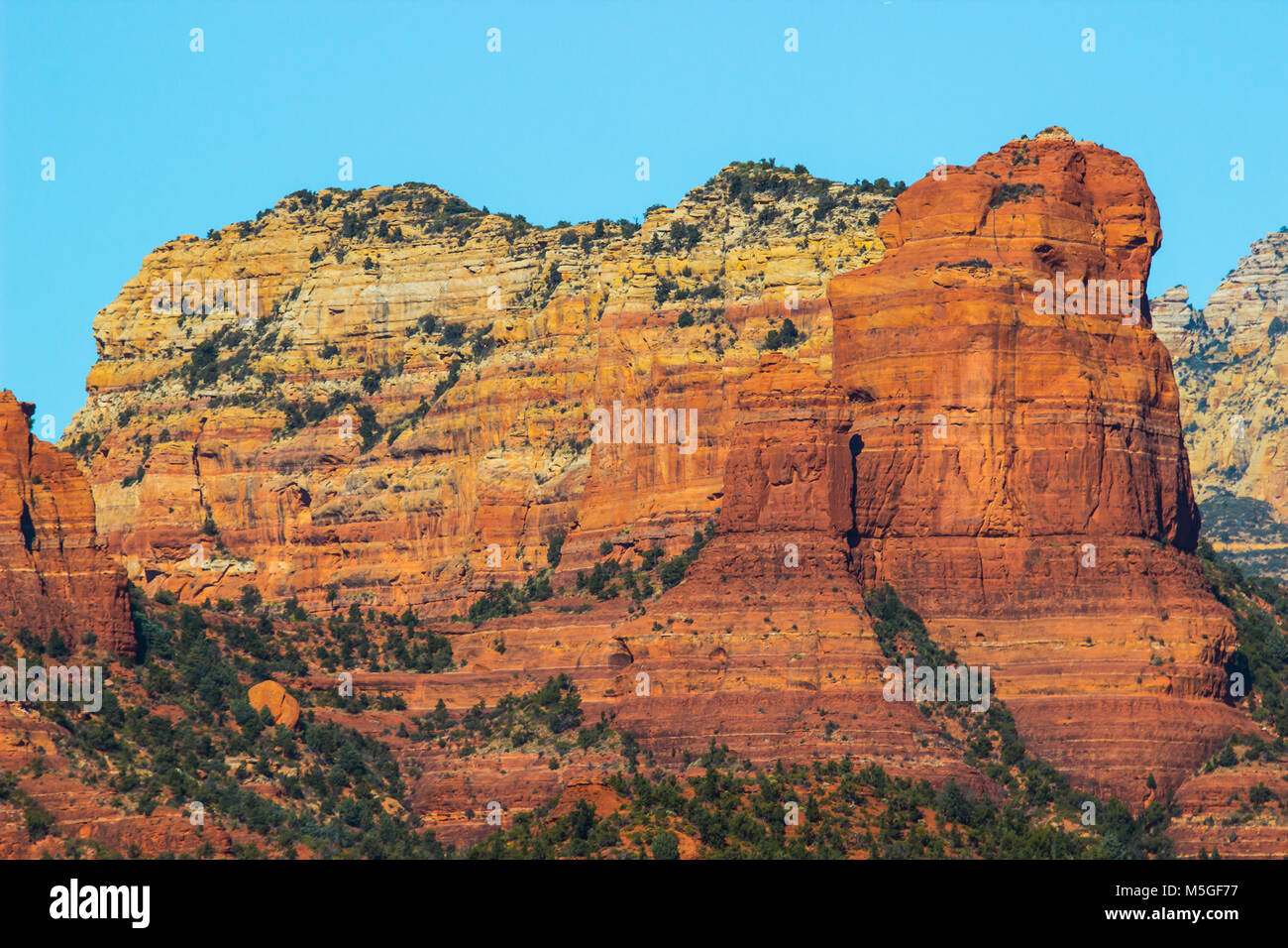 Falaise de roche rouge pur avec des couches géologiques Photo Stock - Alamy
