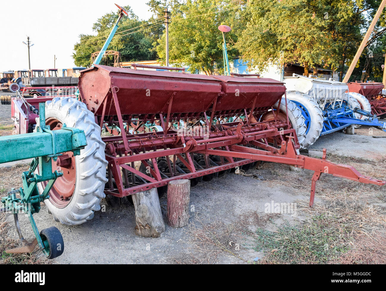 Seeder pour semer des cultures de plein champ. L'attelage de remorque ...