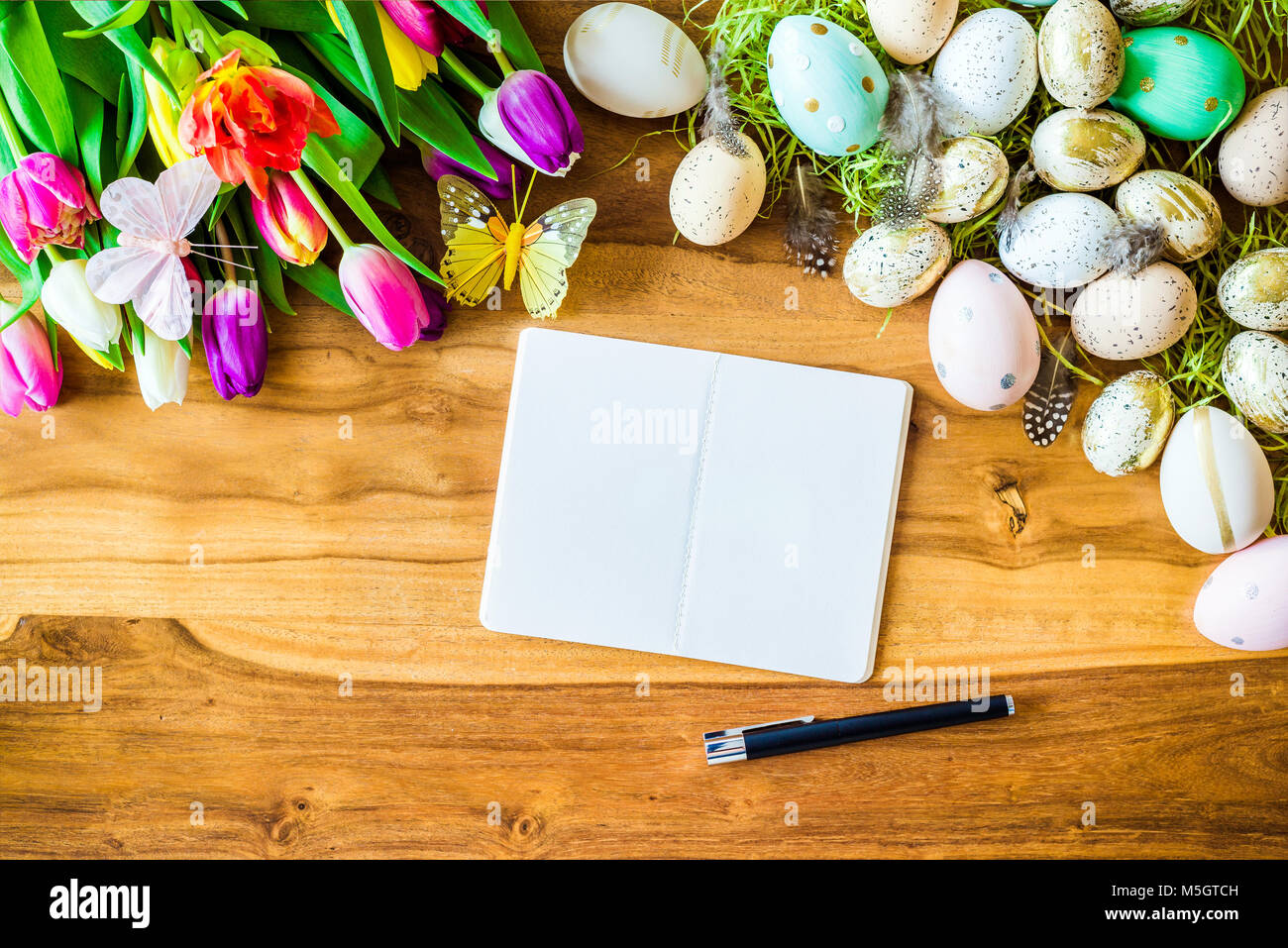 Joyeuses Pâques Printemps tourné à partir de ci-dessus comme flatlay ...