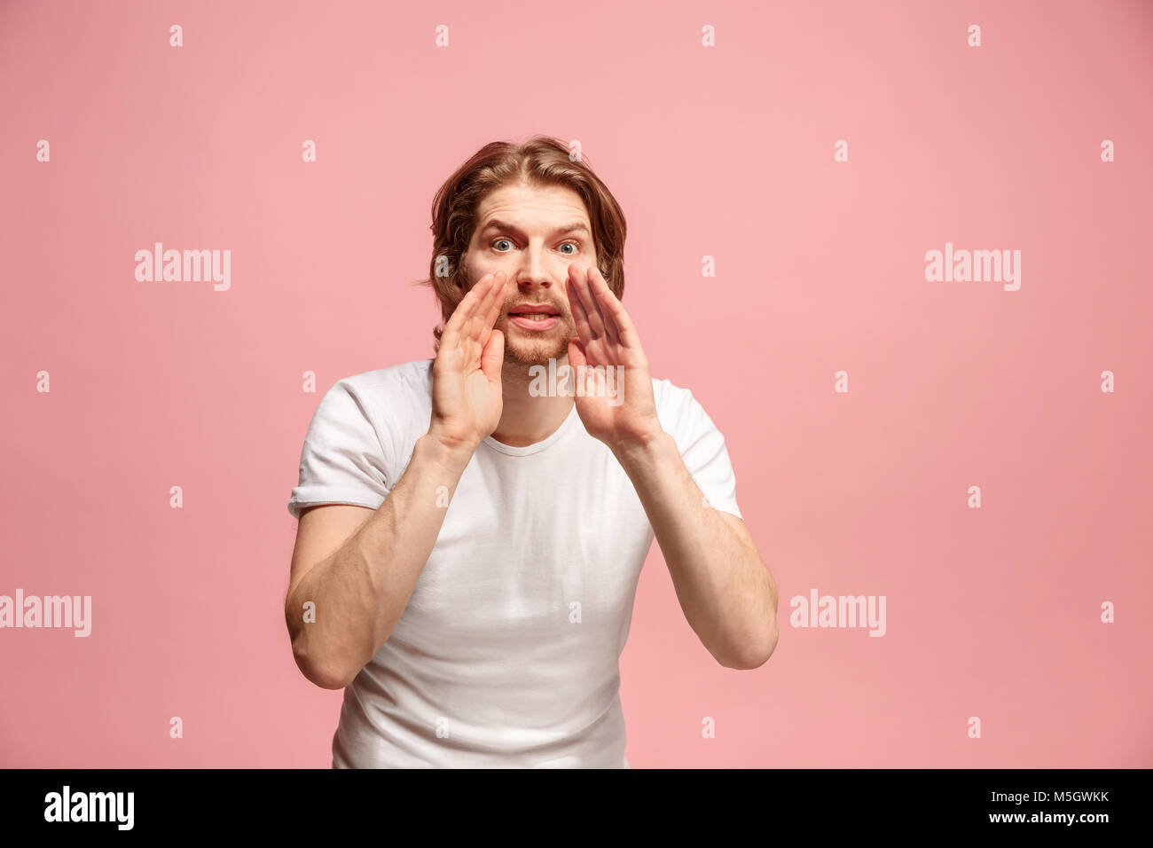 A ne pas manquer. Jeune homme crier. Des cris. L'homme émotionnel ...