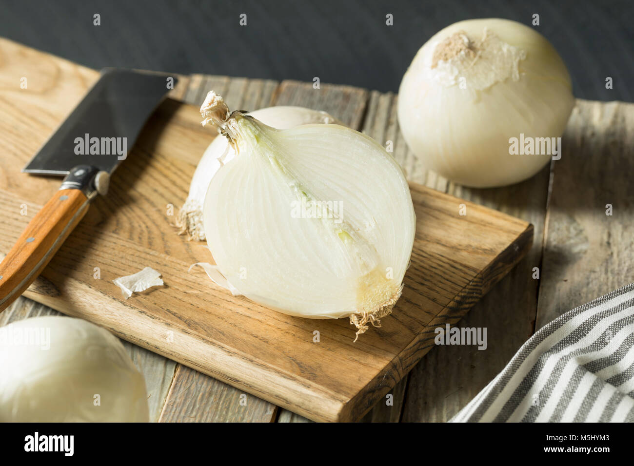 Oignons blancs biologiques crus prêt à couper Photo Stock - Alamy