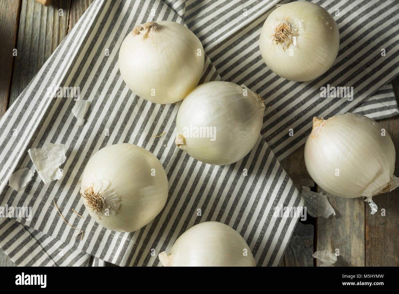 Oignons blancs biologiques crus prêt à couper Photo Stock - Alamy