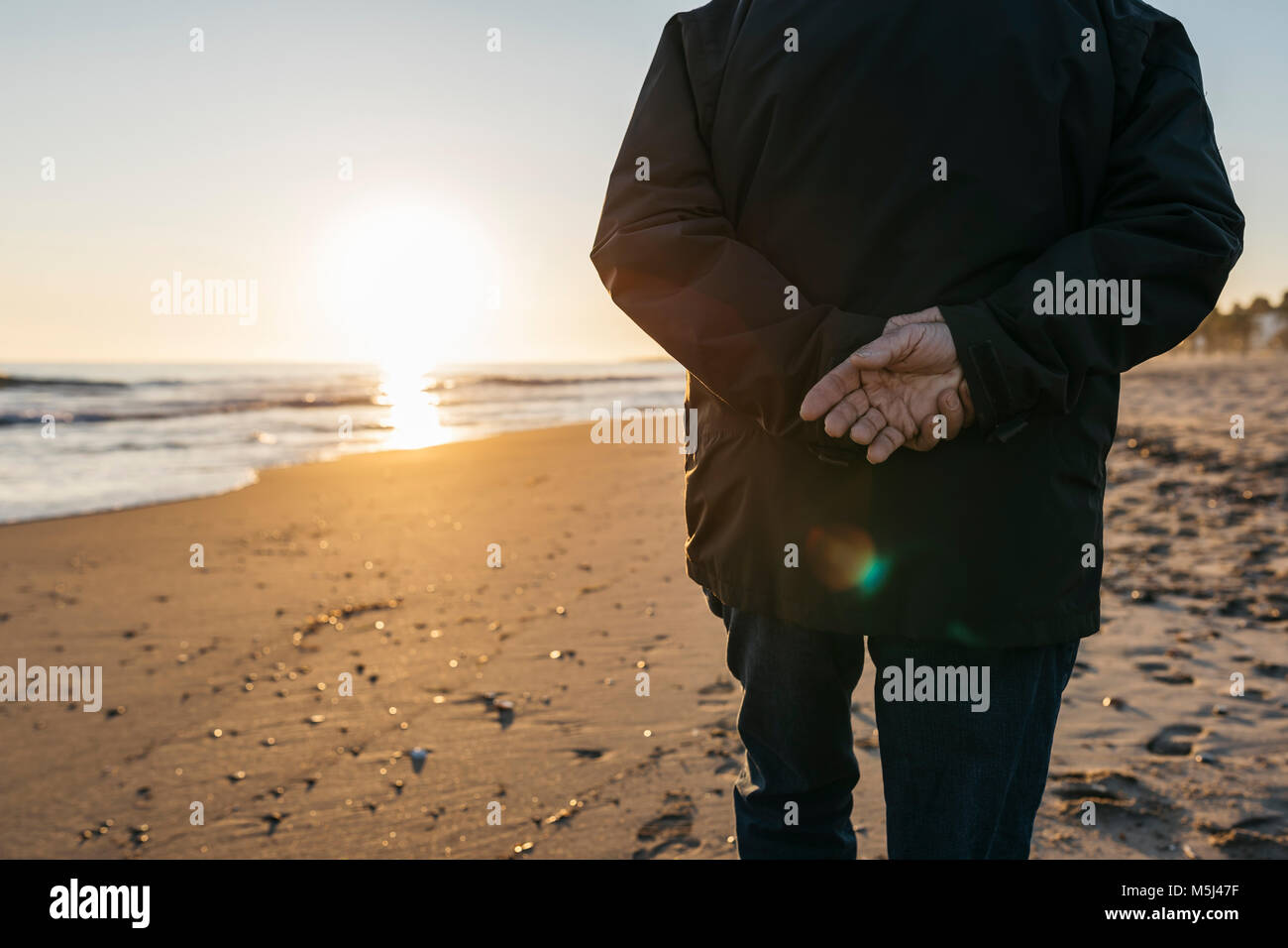 Homme se promener Banque de photographies et d’images à haute ...