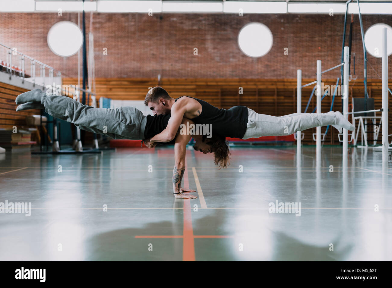 Acrobatie sportive Banque de photographies et d’images à haute ...