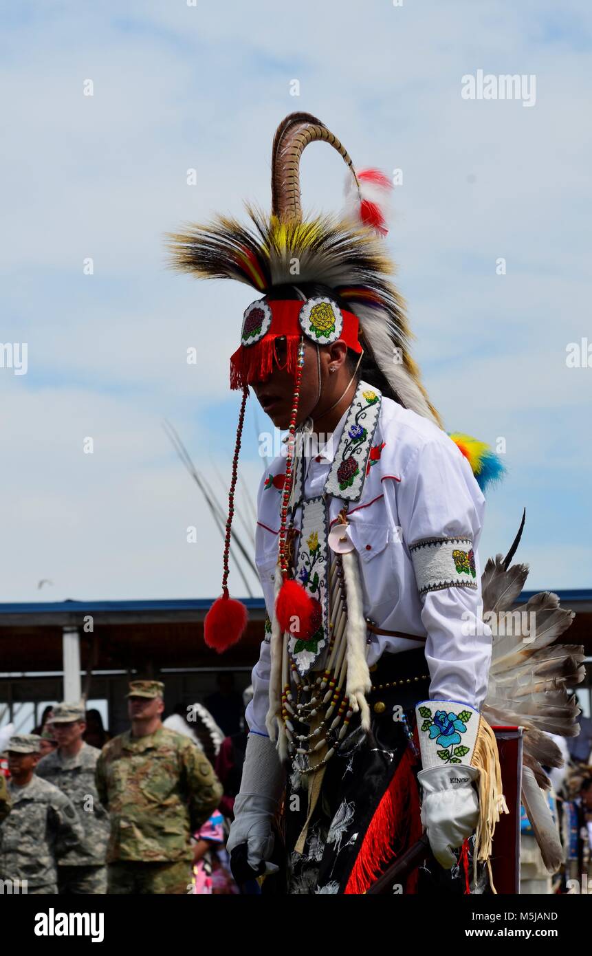 Pow wow regalia Banque de photographies et d’images à haute résolution ...