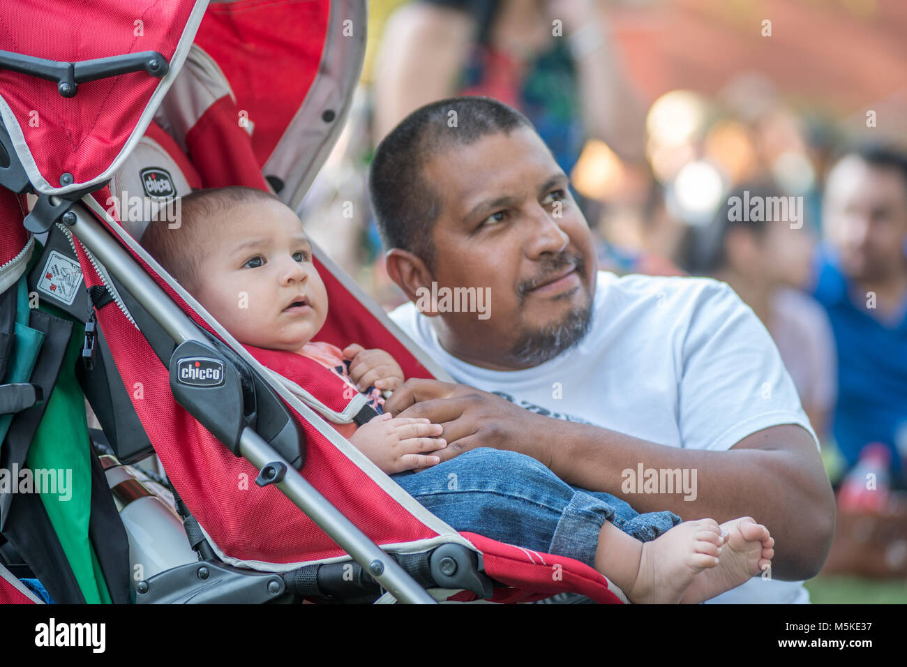 Hispanic père partage moment d'amour avec de jeunes fils dans la ...
