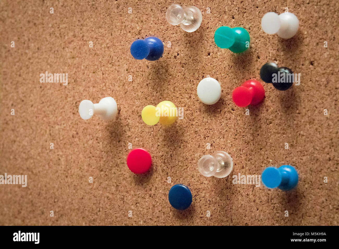 Punaise punaise couleur transparent rouge liège liège Photo Stock - Alamy