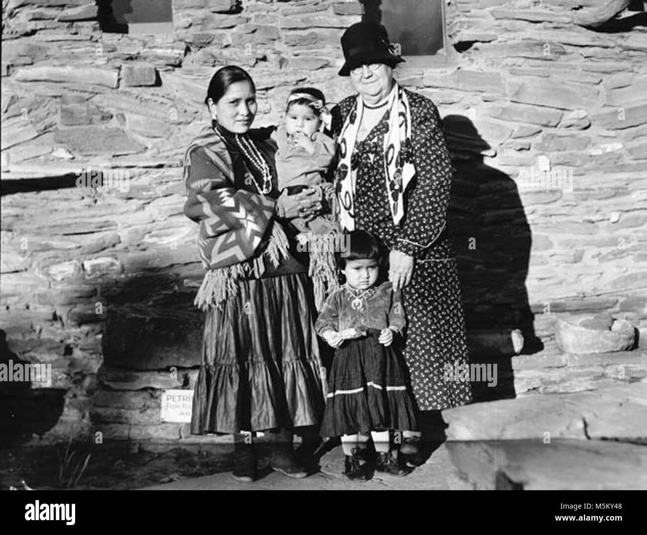Grand Canyon Hopi House Historique . Mme VISITEUR G.L. ALBRIGHT POSE À ...
