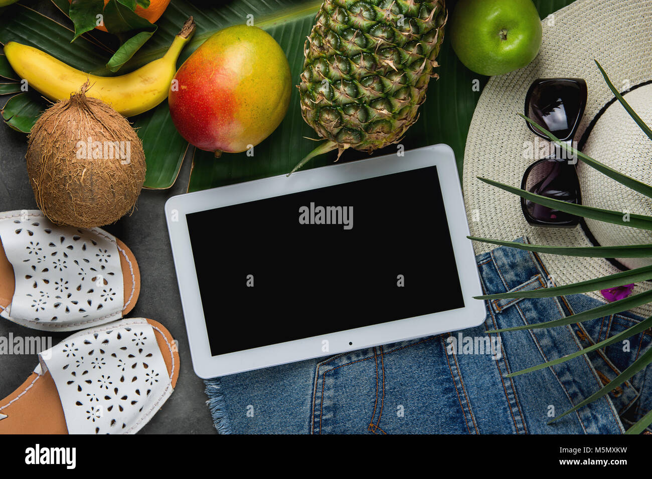 Mise à plat de la Composition Arrangement tropical avec des fruits d ...