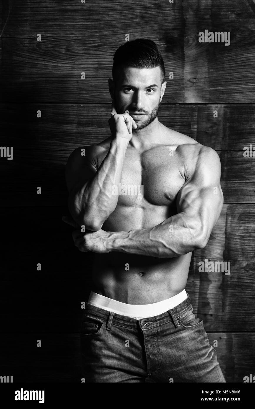 Portrait d'un jeune homme en bonne forme physique montrant son corps ...