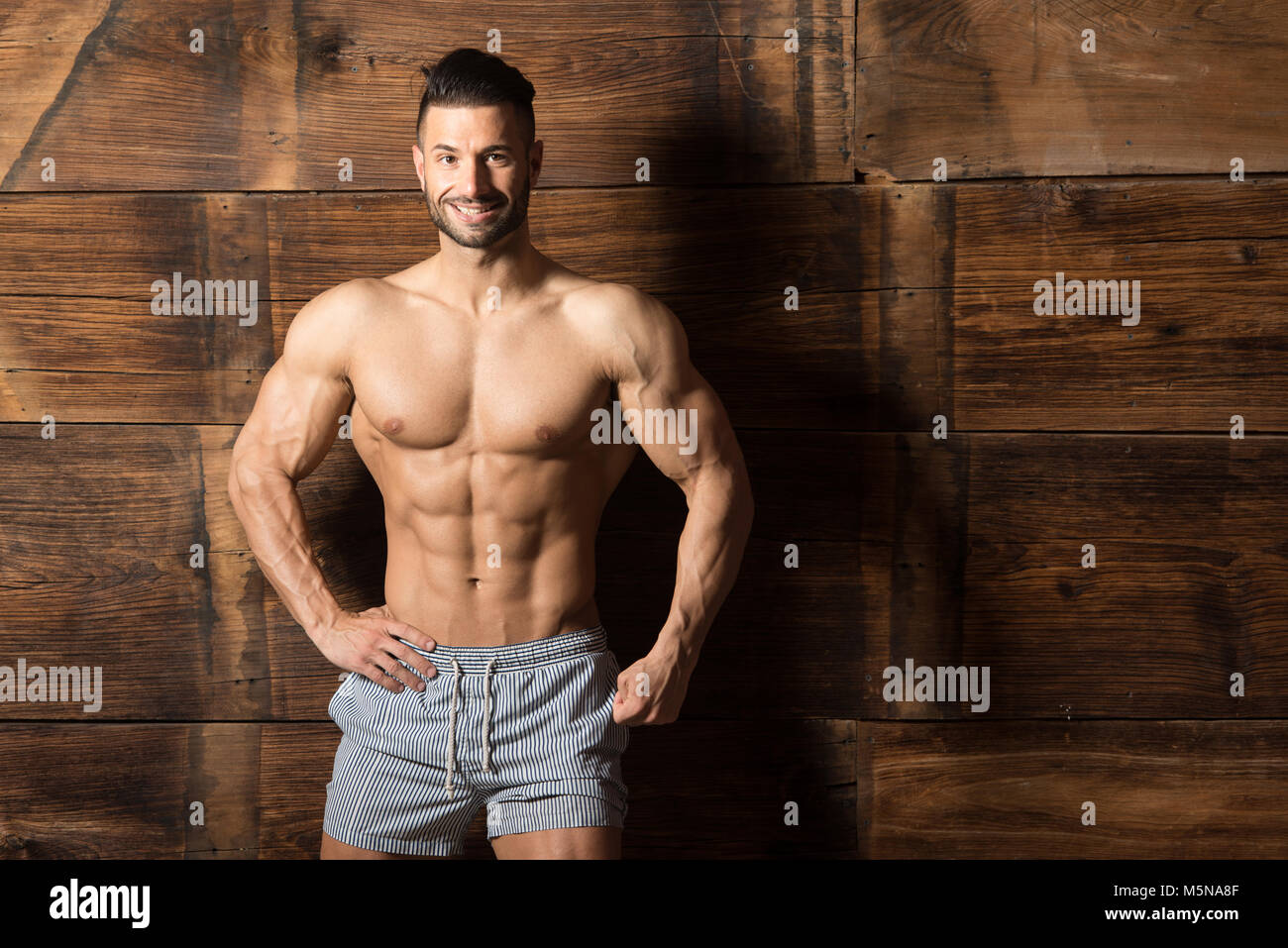Portrait d'un jeune homme en bonne forme physique montrant son corps ...