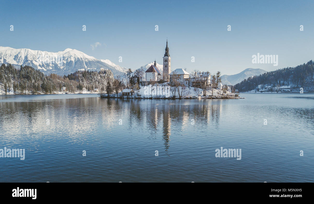 Vue panoramique vue aérienne de la célèbre île de Bled (Blejski Otok ...