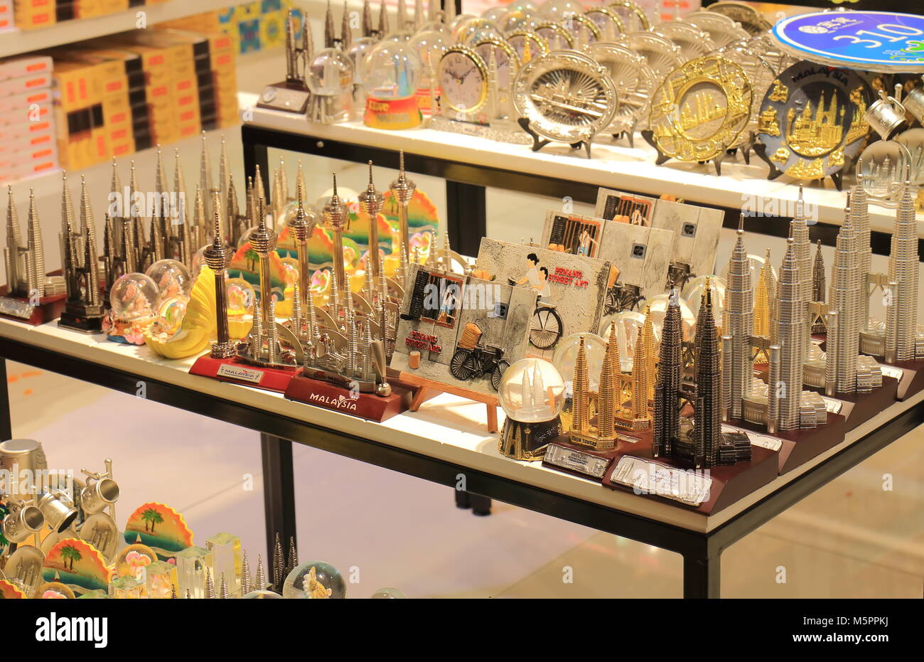 Duty free shop affiche souvenir a l Aeroport International de Kuala Lumpur en Malaisie Photo Stock Alamy