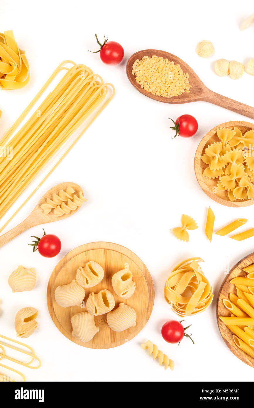 Photo prise à la verticale de différents types de pâtes sur blanc ...