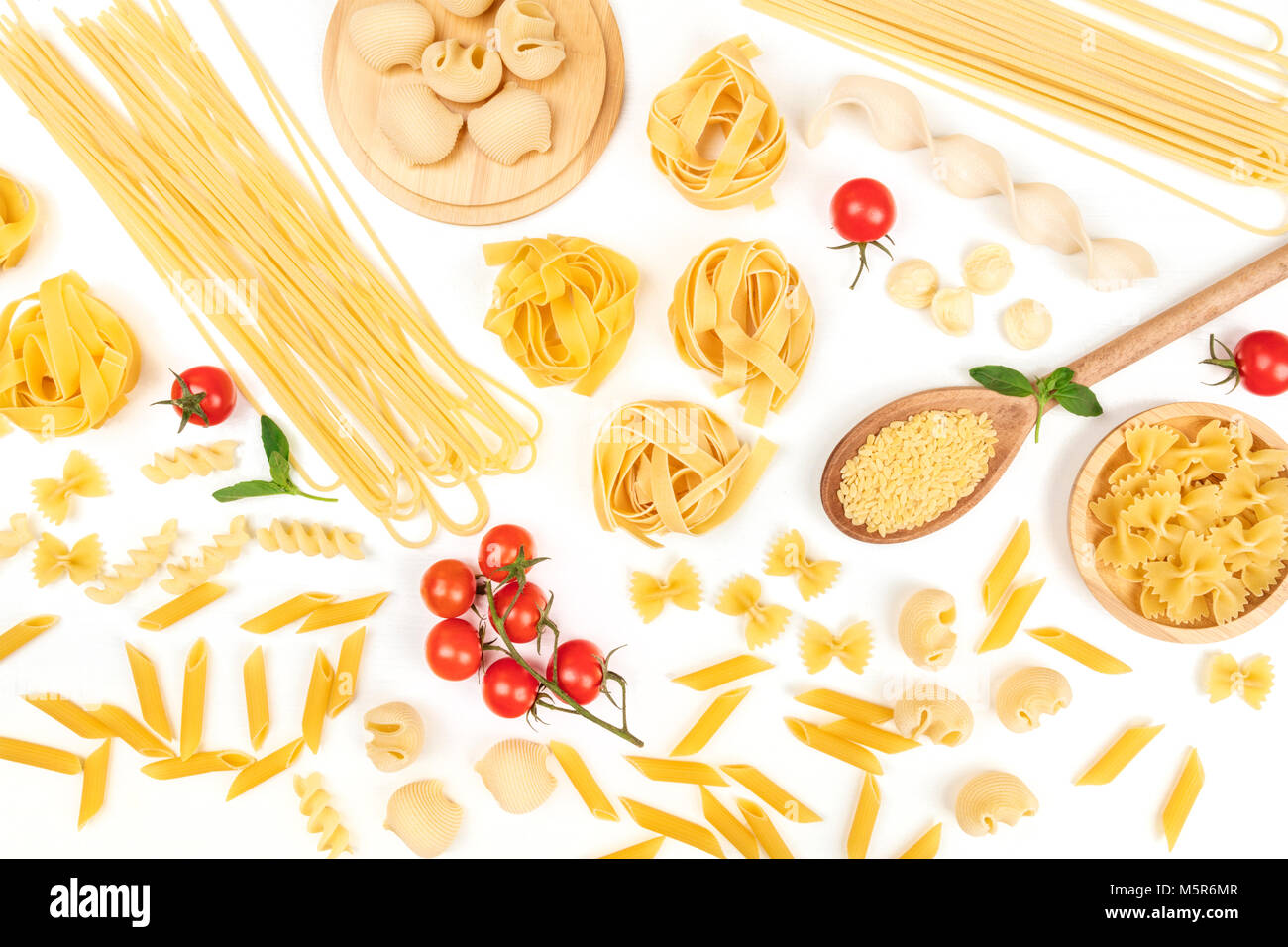 Photo prise à la verticale de différents types de pâtes sur blanc Photo ...