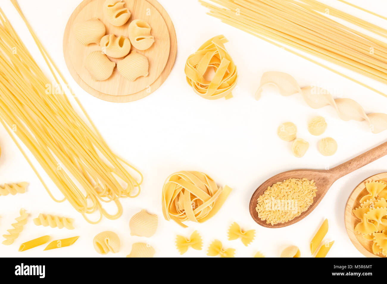 Photo prise à la verticale de différents types de pâtes sur white with ...