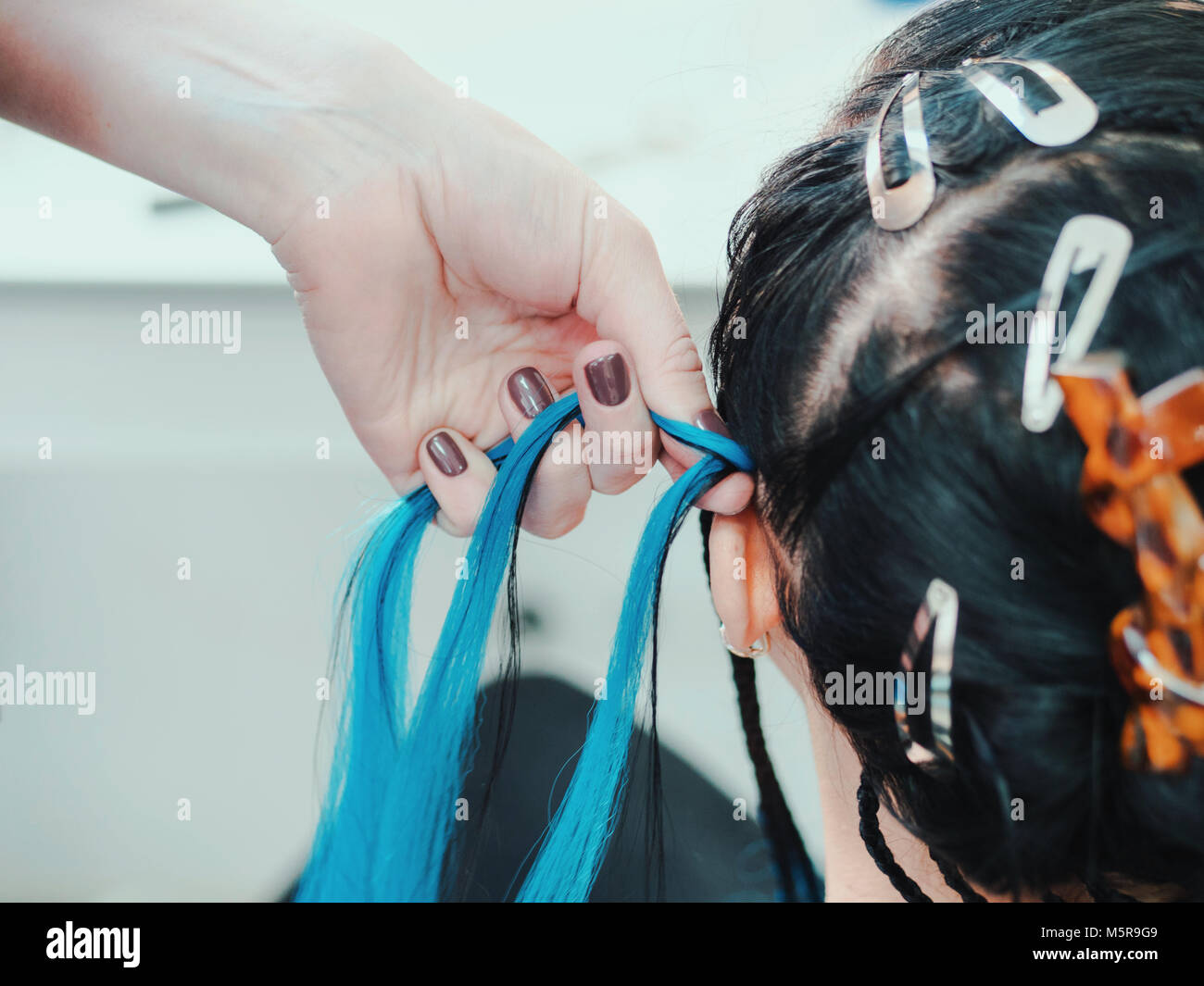 Processus du tissage tresse africaine avec kanekalon. Petite afrobraids ...