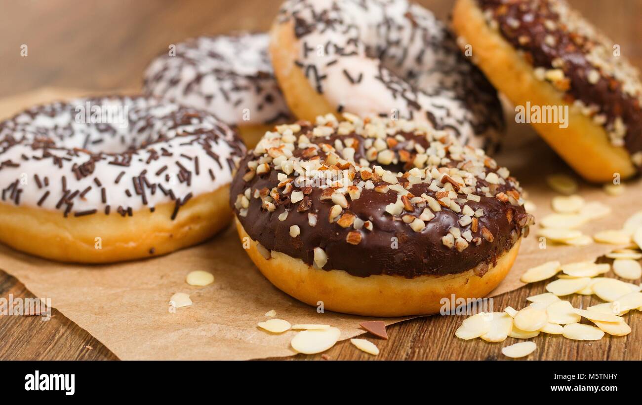 Deux types de beignets. Avec glaçage au chocolat blanc et chocolat noir ...
