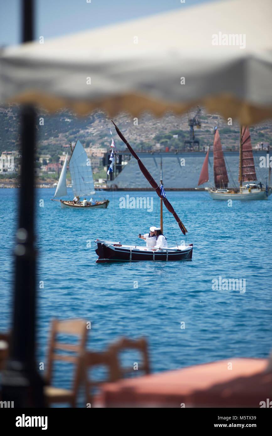 Dimitris Stavrakopoulos et ami prendre des autoportraits à bord de son bateau Isabella M à ...