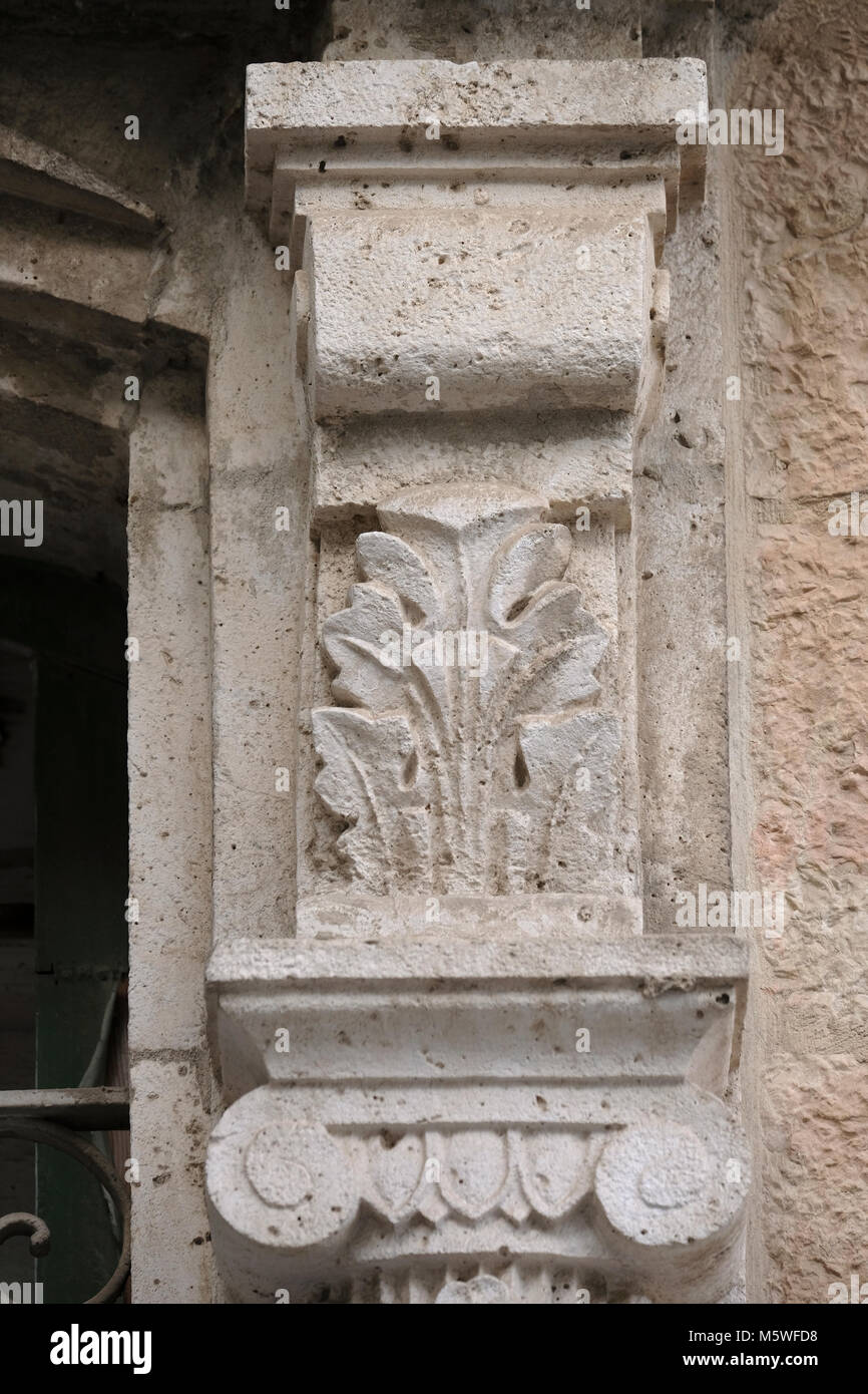 Un chapiteau corinthien avec pilastre de la fenêtre de style néo ...
