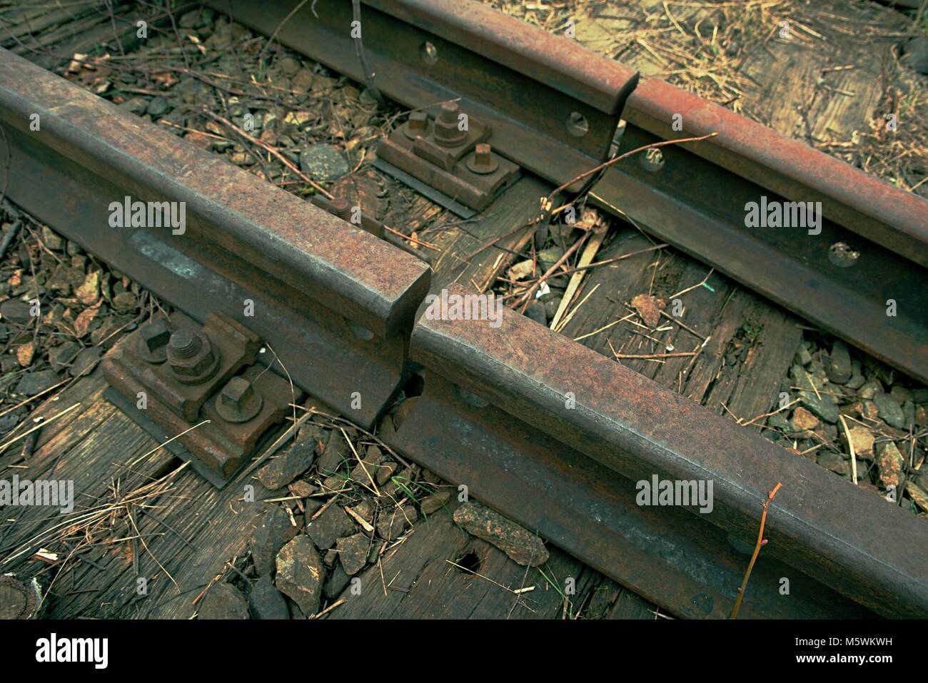 Détail de vieux rails rouillés abandonnés en gare. Chemin de fer train ...