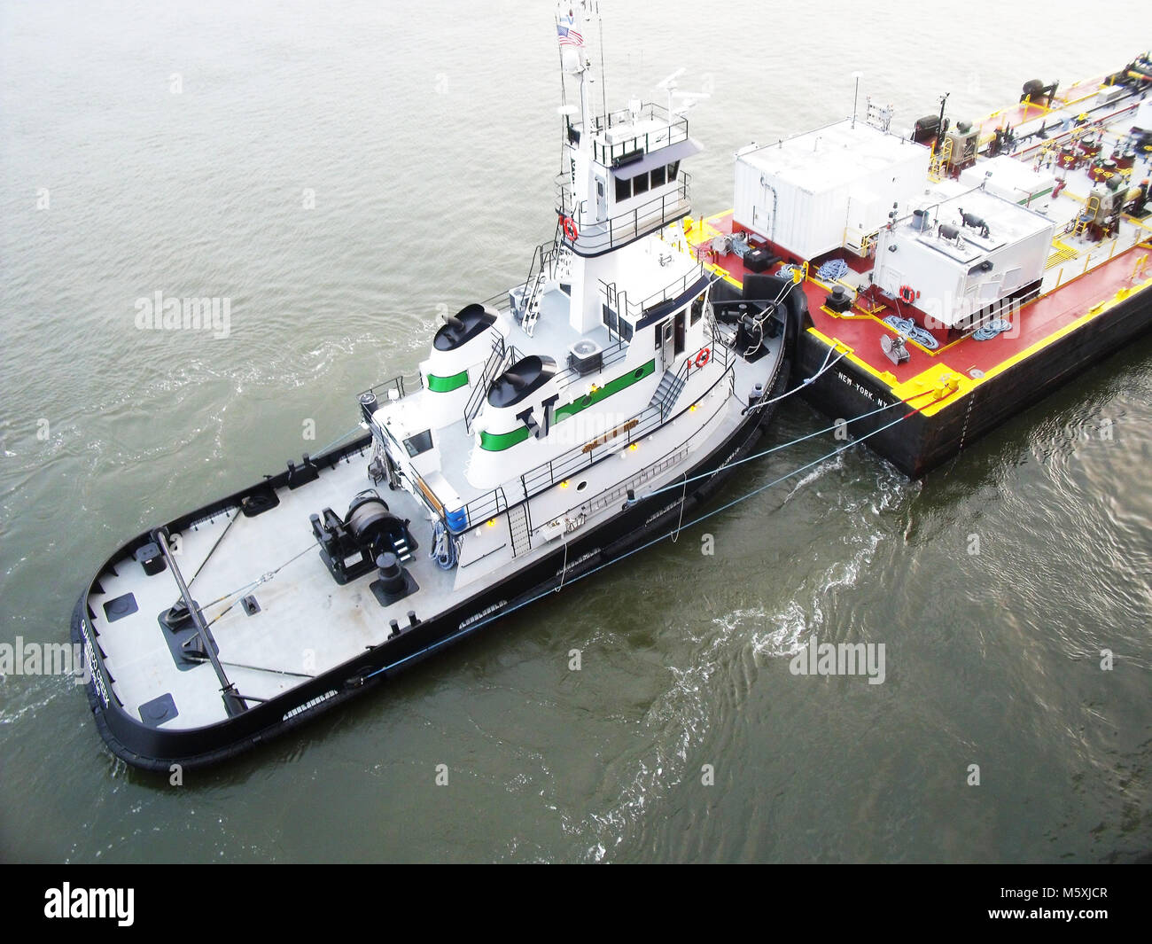 Bateau remorqueur poussant la barge Banque de photographies et d’images ...