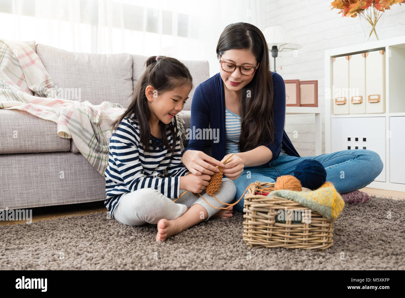 Belle Asiatique Maman Enseigne à Sa Fille Comment Le Tricot Pull Pour L