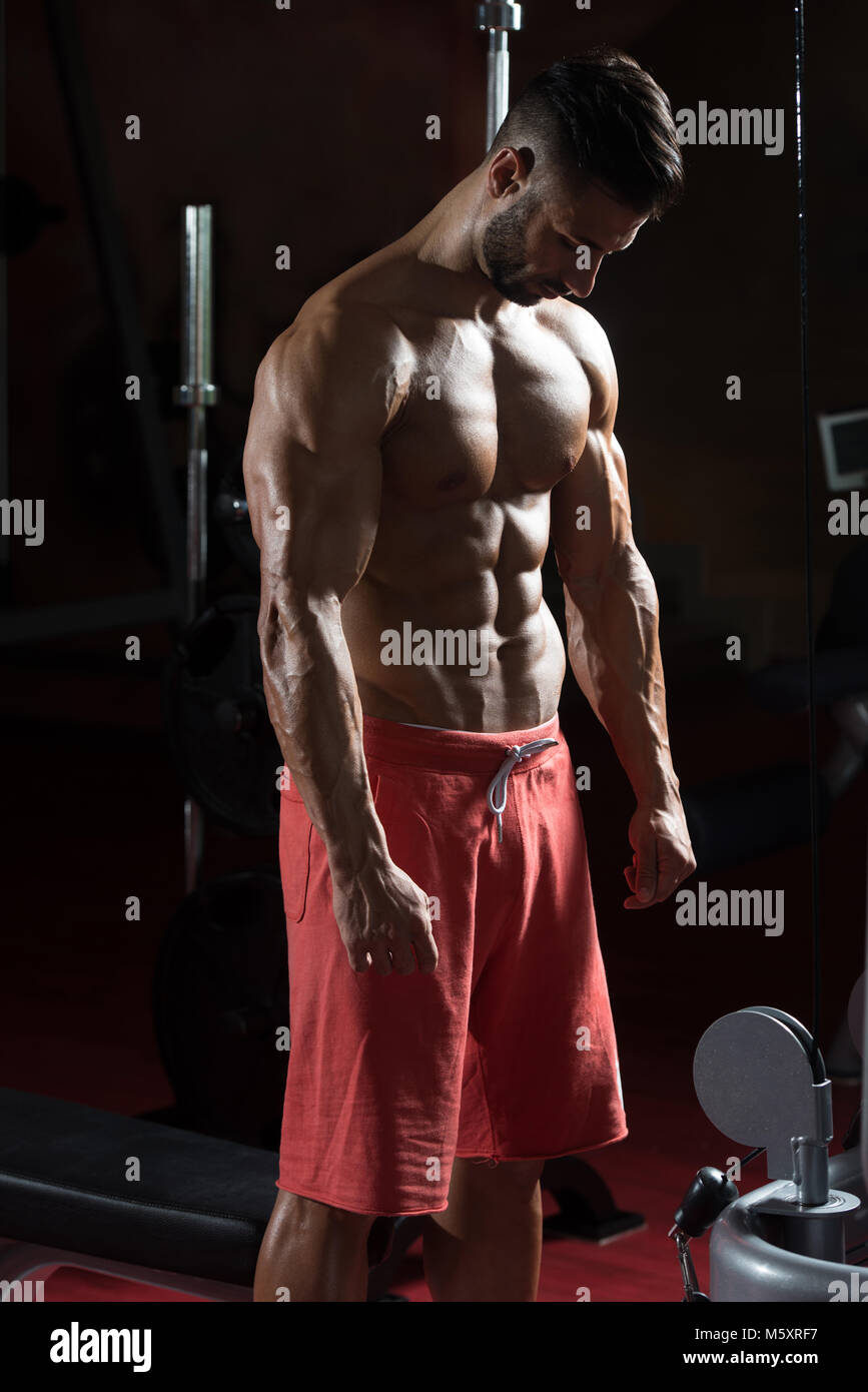 Portrait Dun Jeune Homme En Bonne Forme Physique Montrant Son Corps