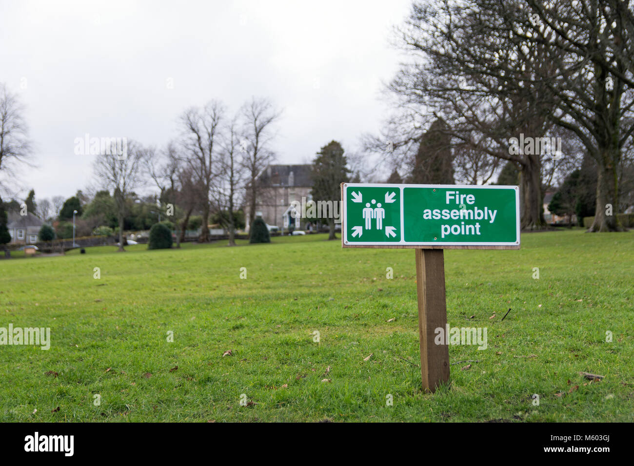 Panneau du point de rassemblement incendie Photo Stock - Alamy