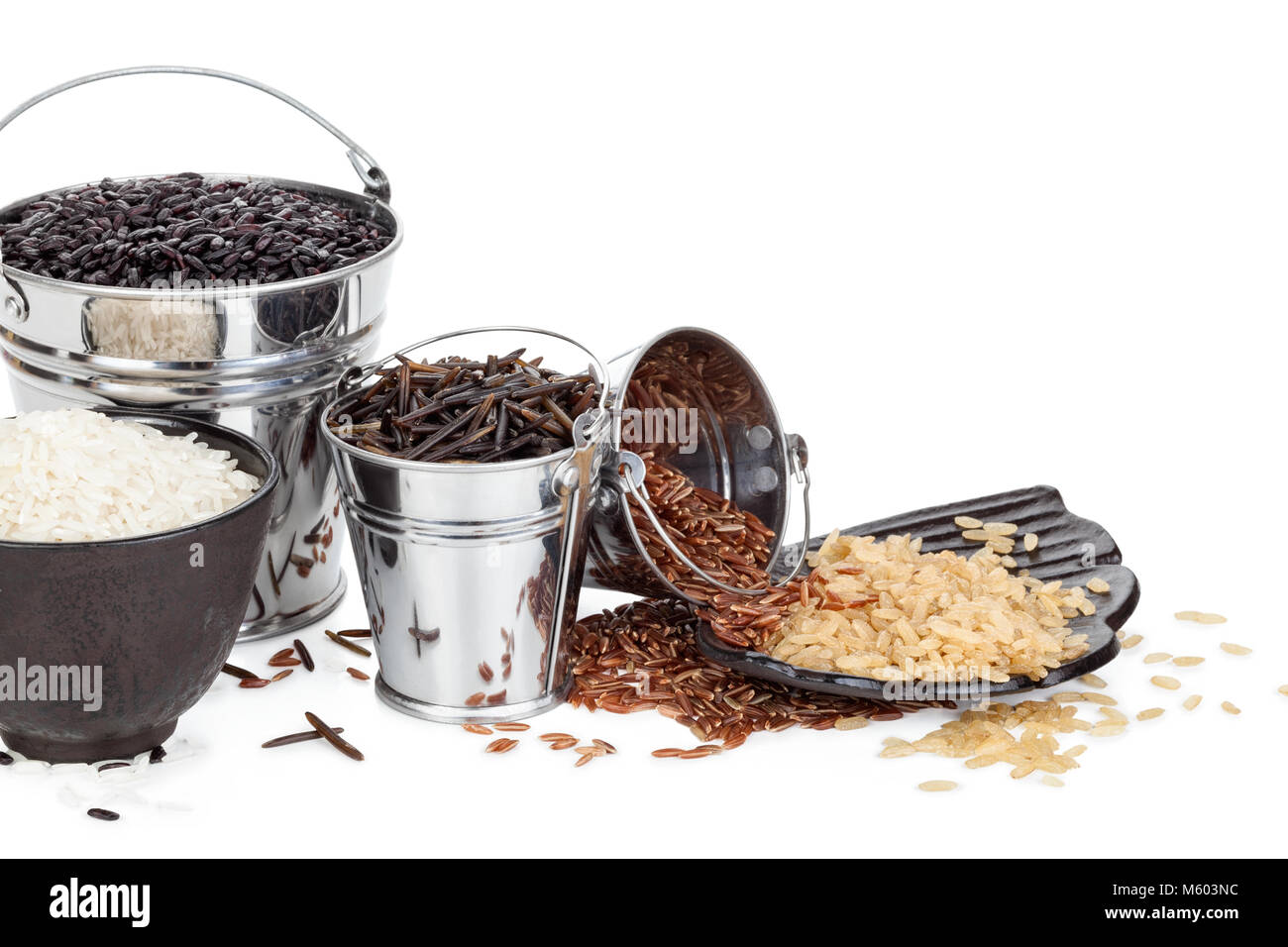 Différents types de riz dans des seaux et pots. Isolé sur blanc Photo ...