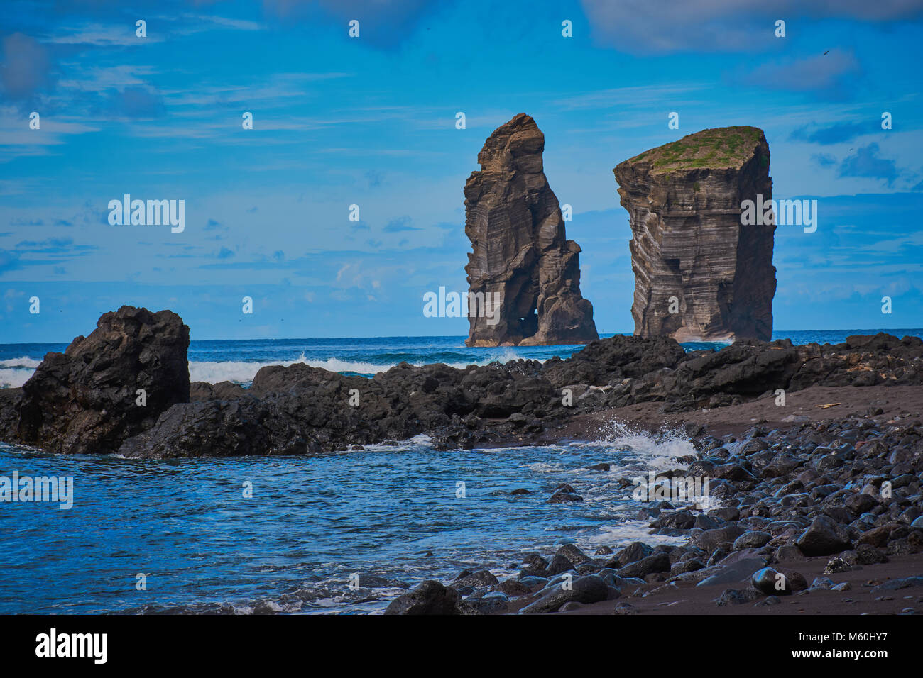 Roches volcaniques sur la plage Banque de photographies et d’images à ...