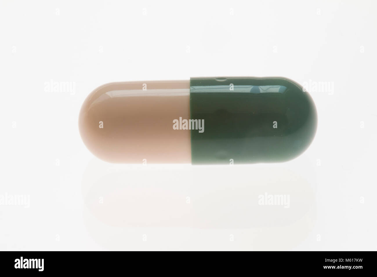 La médecine de la capsule pour la santé isolé sur fond blanc Photo ...