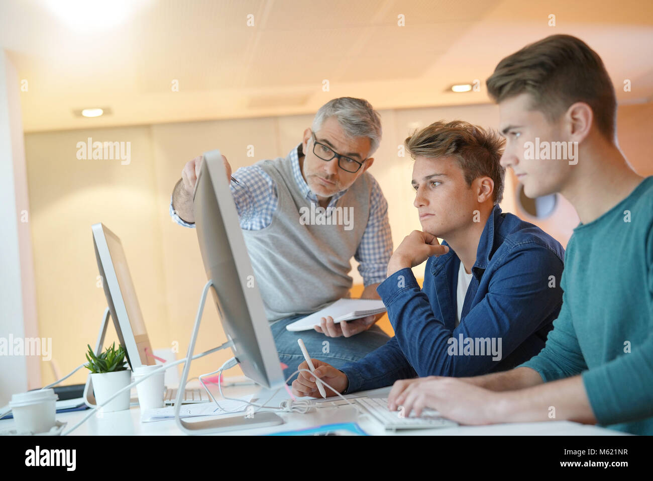 Avec les élèves de l'enseignant en classe d'informatique Photo Stock ...