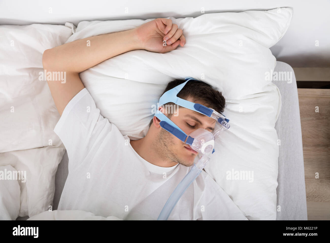 High Angle View Of Man Lying On Bed With Apnée du sommeil et l'appareil ...