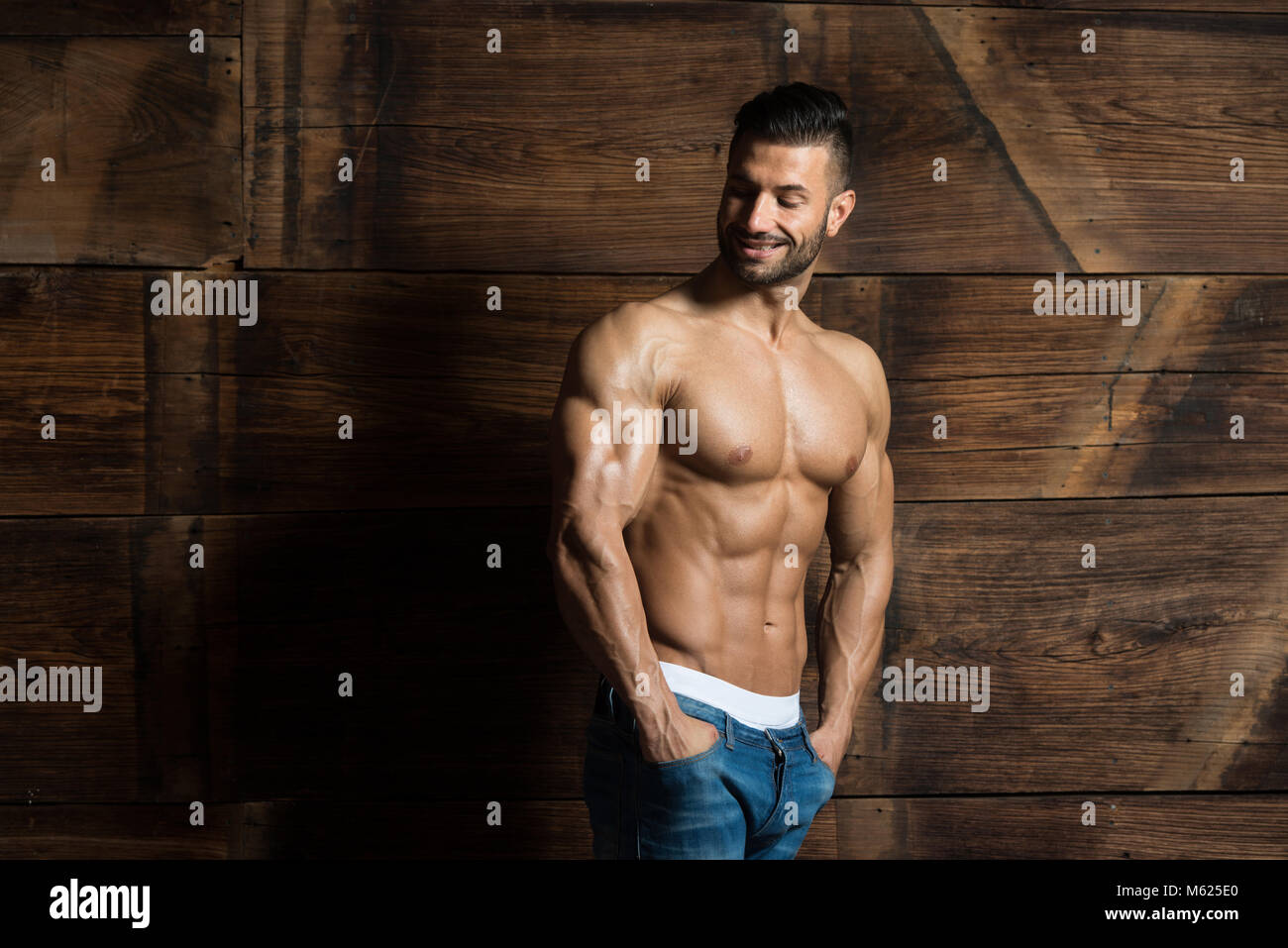 Portrait d'un jeune homme en bonne forme physique montrant son corps ...