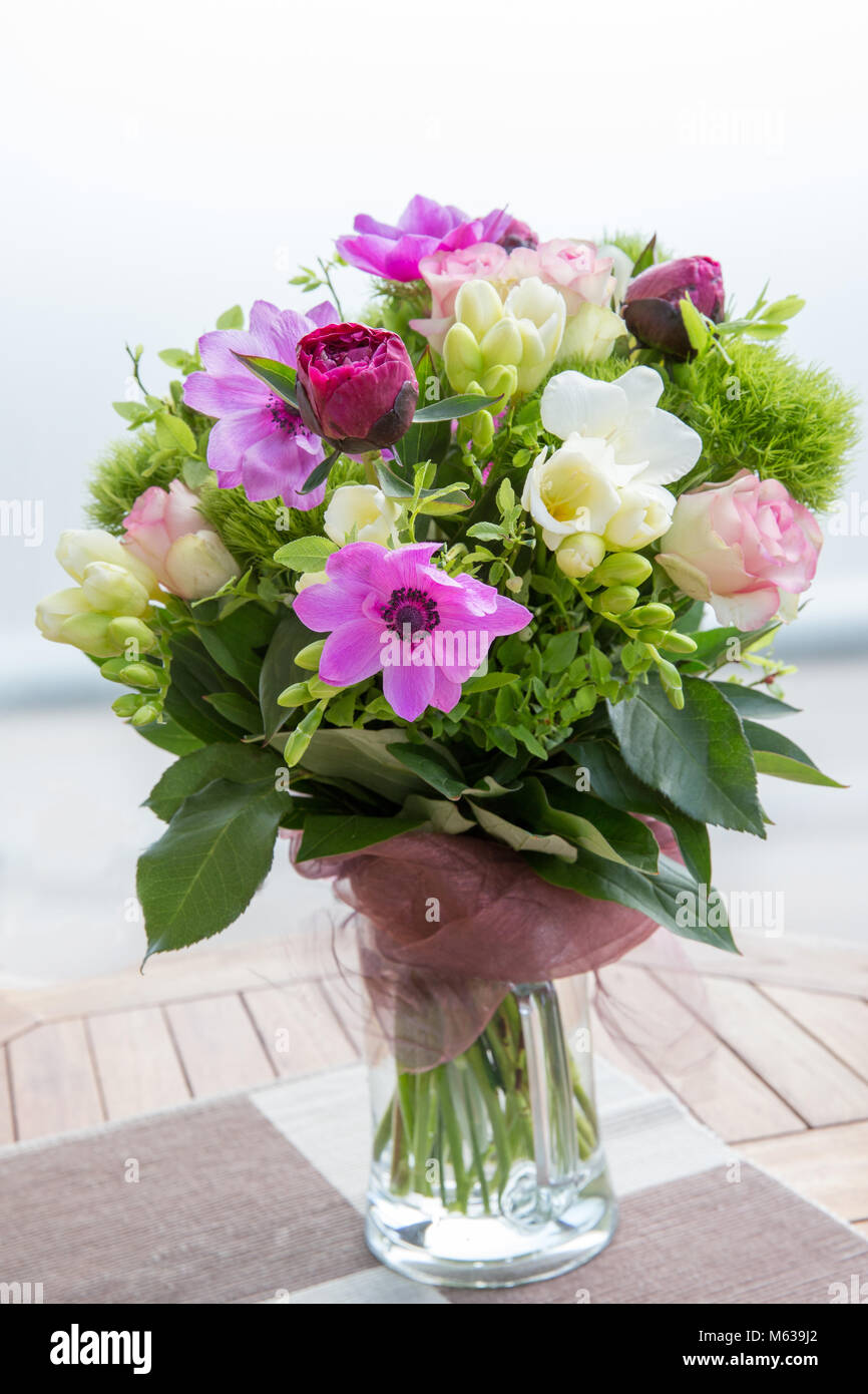 Beau bouquet de fleurs de printemps, rose, blanc et violet, roses ...