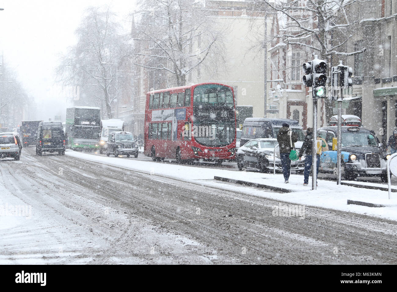 London bus on snowy london street Banque de photographies et d’images à ...