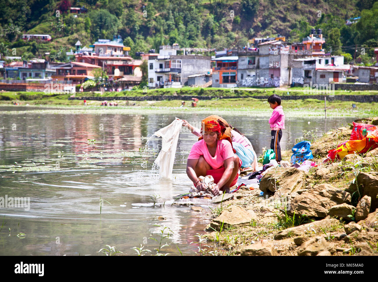 POKHARA, NÉPAL-Mai 25:famille lave-chiffon, au Lac Fewa le 25 mai 2013 ...