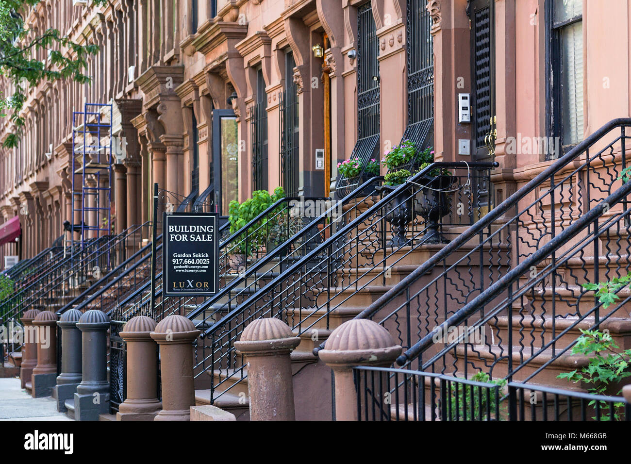Brownstone buildings harlem new york Banque de photographies et d ...